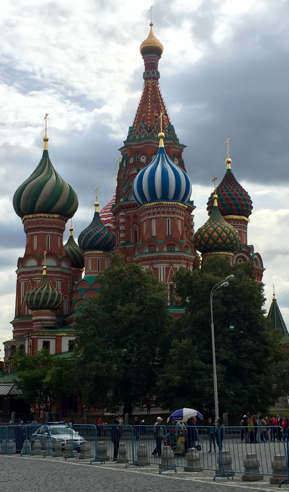 M de mamushkas, M de Moscú – by Flo Pereira